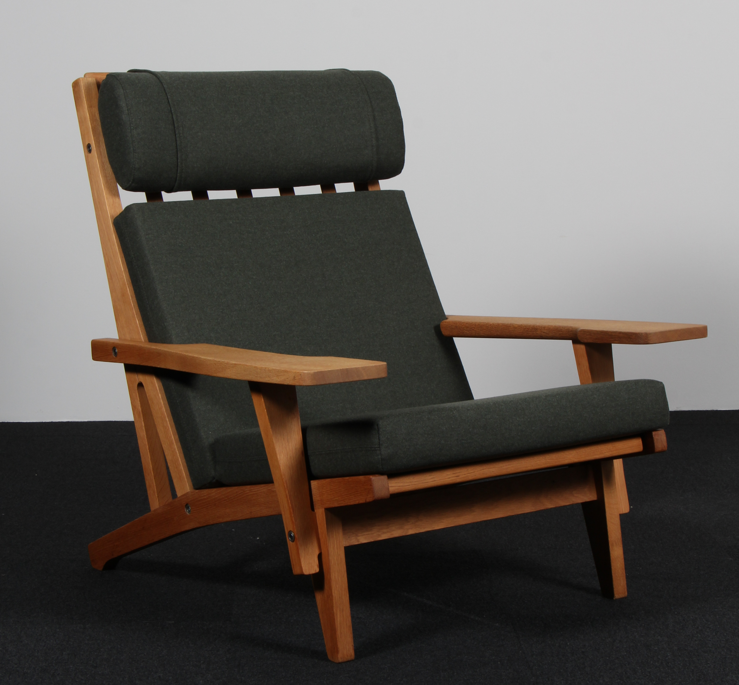 Hans J. Wegner højrygget lænestol model GE375, sæbebehandlet eg og uld ...