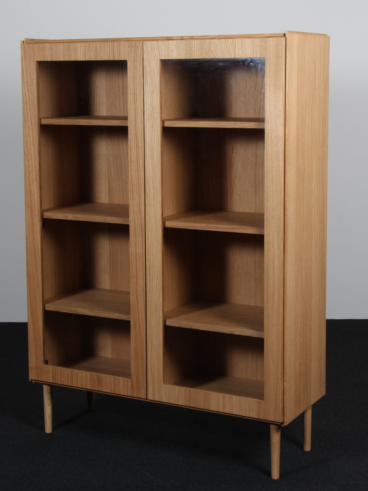 Plauborg X Another Classic vitrine af delvist massiv egetræ. (NY ...