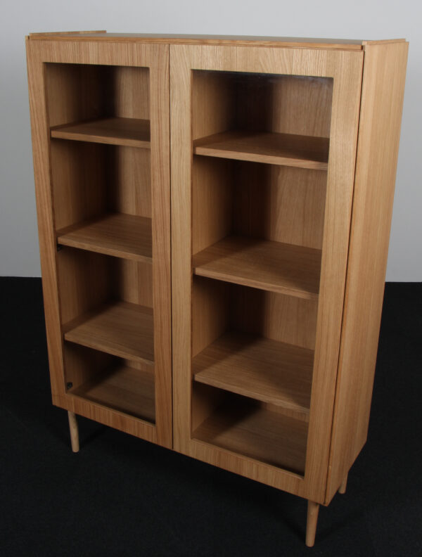 Plauborg X Another Classic vitrine af delvist massiv egetræ. (NY ...