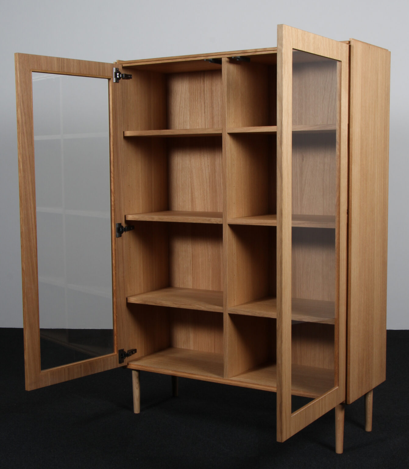 Plauborg X Another Classic vitrine af delvist massiv egetræ. (NY ...